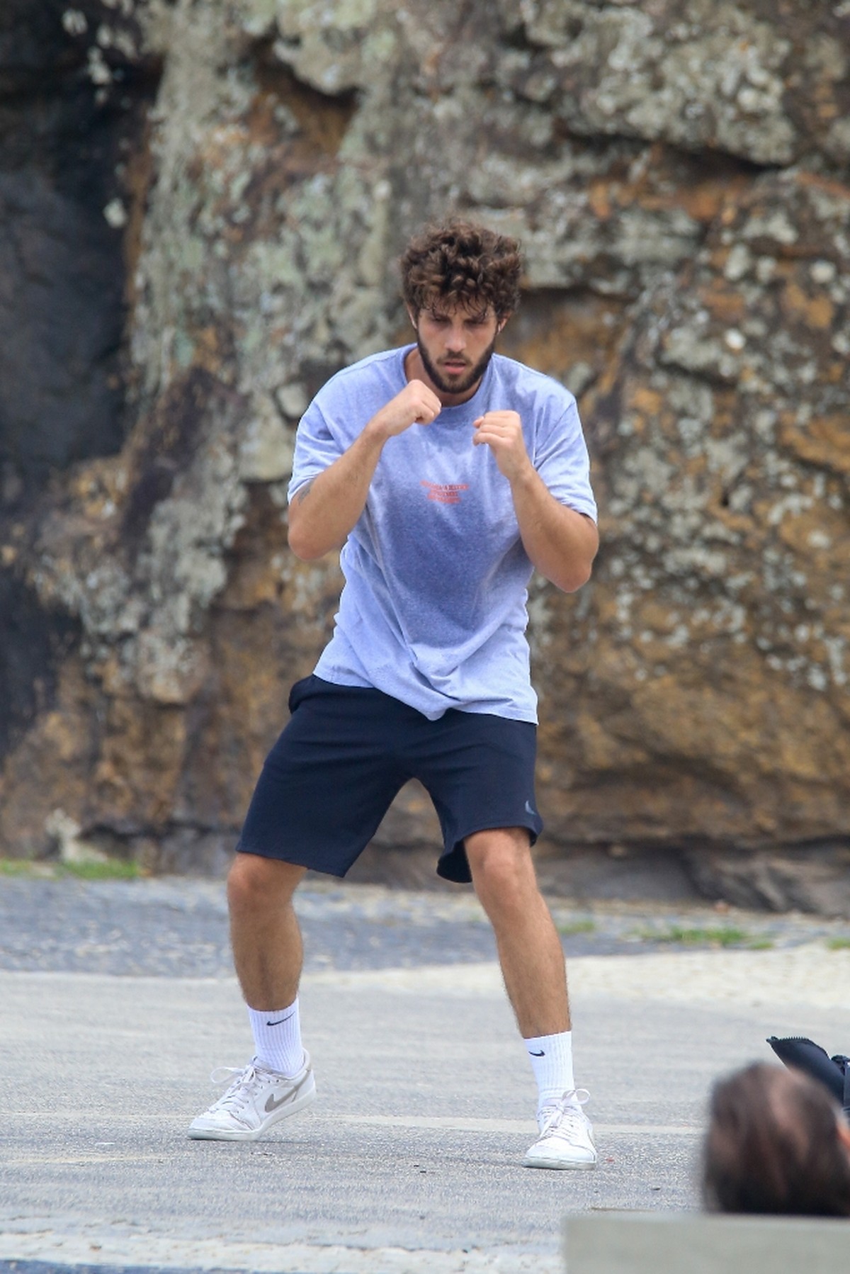 Chay Suede treina boxe ao ar livre em Ipanema