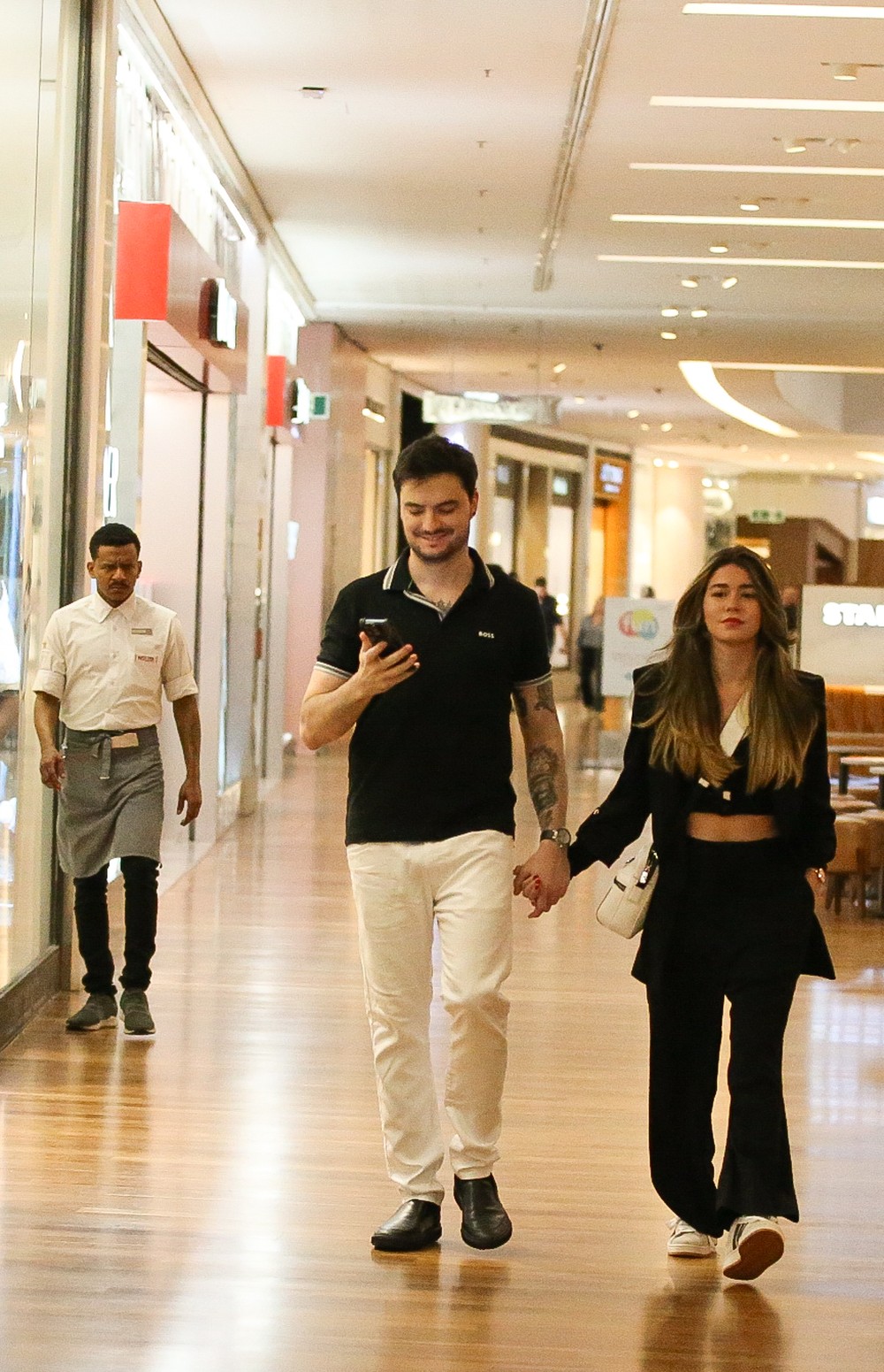 Felipe Neto passeia de mãos dadas com namorada por shopping no Rio