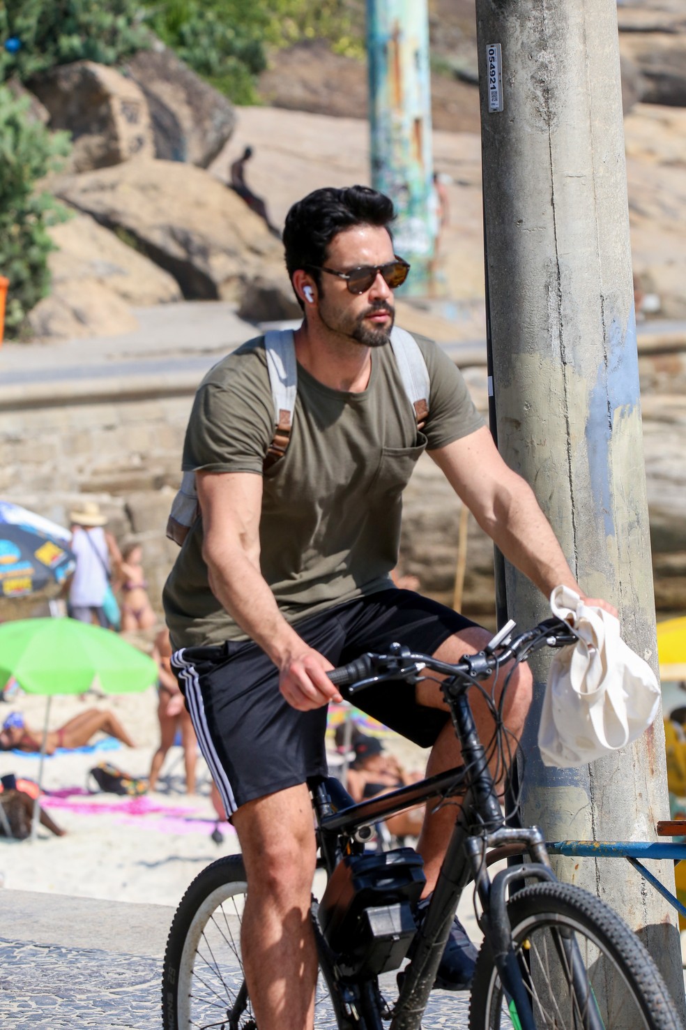 Sergio Marone aproveita dia ensolarado pedalando em orla da Praia do ...