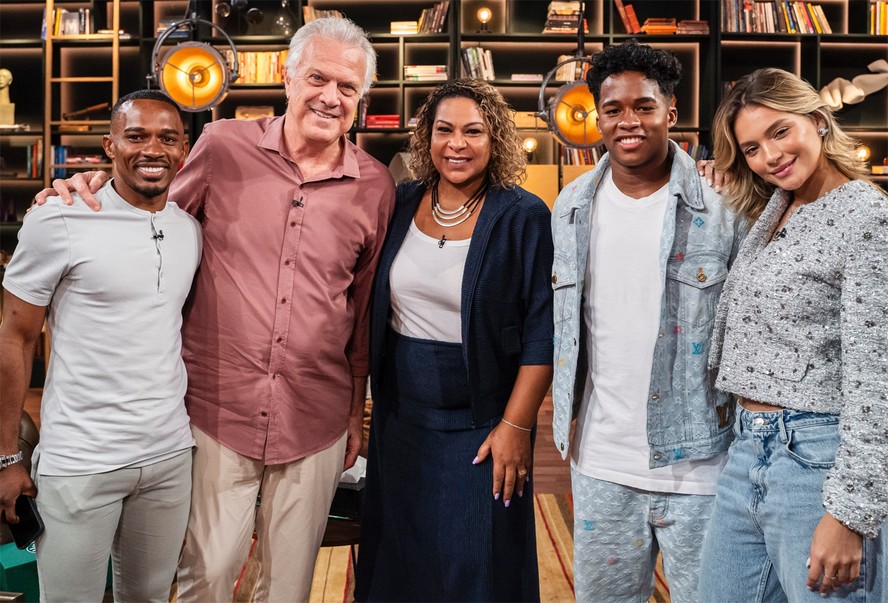 Em meio a climão entre mãe e namorada, Endrick se declara ao pai