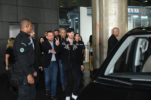 Nick, Joe e Kevin Jonas, da banda Jonas Brothers, desembarcam em São Paulo