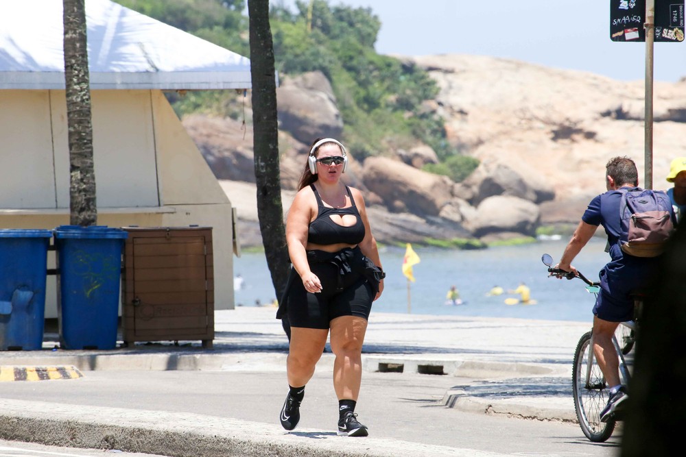 Letticia Munniz aproveita dia de sol para correr na orla de Ipanema; fotos