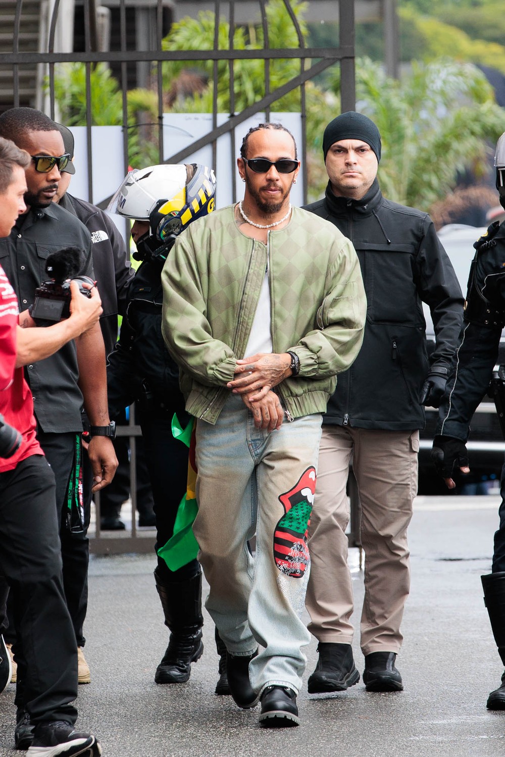 Lewis Hamilton faz homenagem emocionante à mãe, que completa 70 anos ...