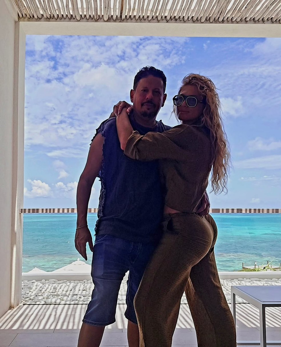 Lívia Andrade aparece coladinha com o namorado em viagem ao Caribe