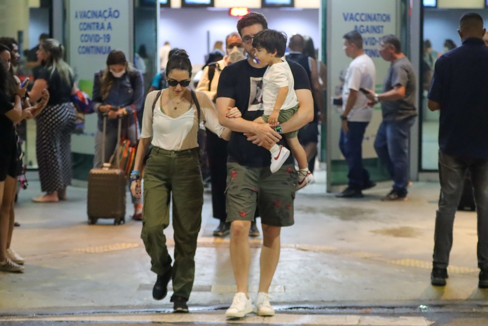 Thiago Fragoso e Mariana Vaz fazem aparição rara com os dois filhos
