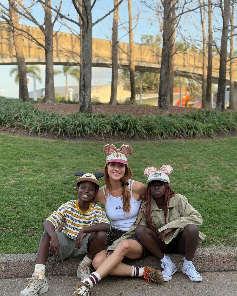 Giovanna Ewbank e Bruno Gagliasso curtem Disney com Títi, Bless e Zyan