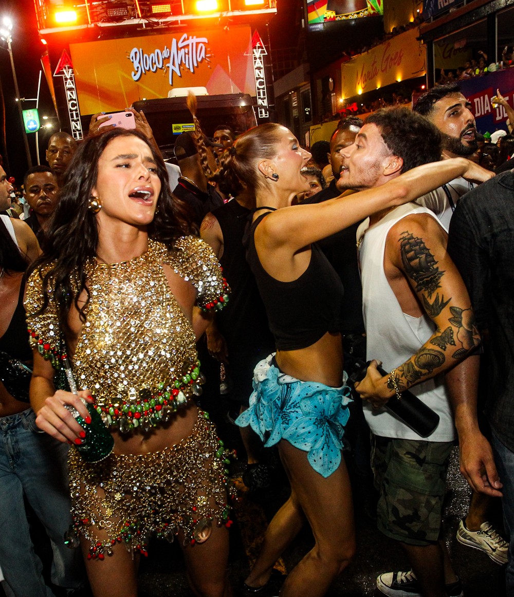 Bruna Marquezine curte trio da Anitta em Salvador com Sasha