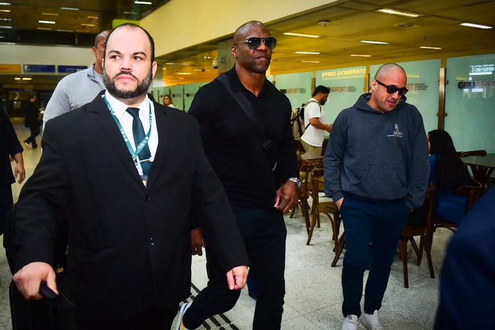 Terry Crews, de 'Todo Mundo Odeia o Chris', desembarca sorridente em SP