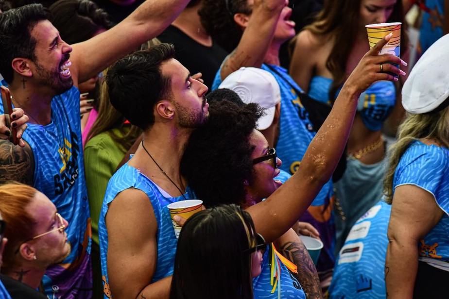 Natália Deodato e o novo namorado curtem show de Zé Felipe em cruzeiro ...