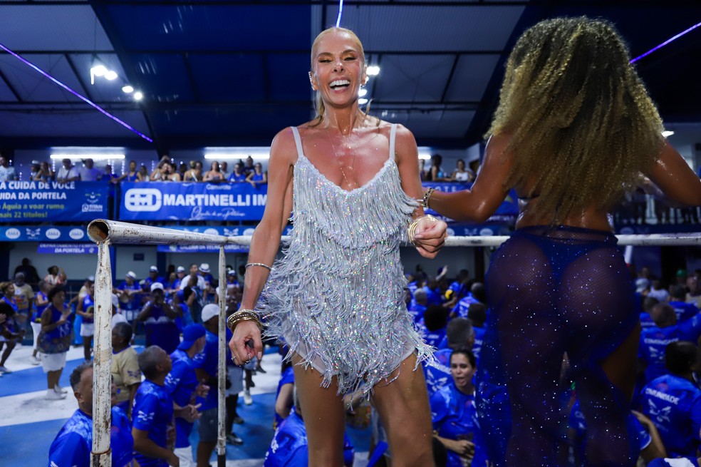 Carnaval 2025: Adriane Galisteu, Flora Cruz e Sheron Menezzes prestigiam ensaio da Portela
