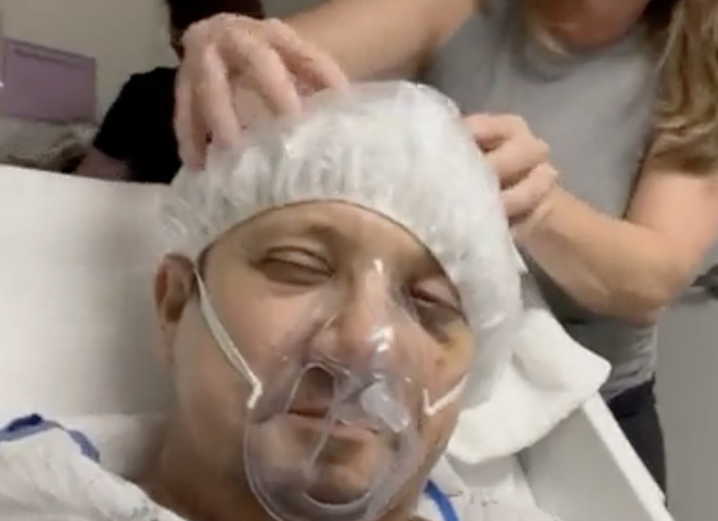 Na UTI após acidente, Jeremy Renner ganha massagem da irmã