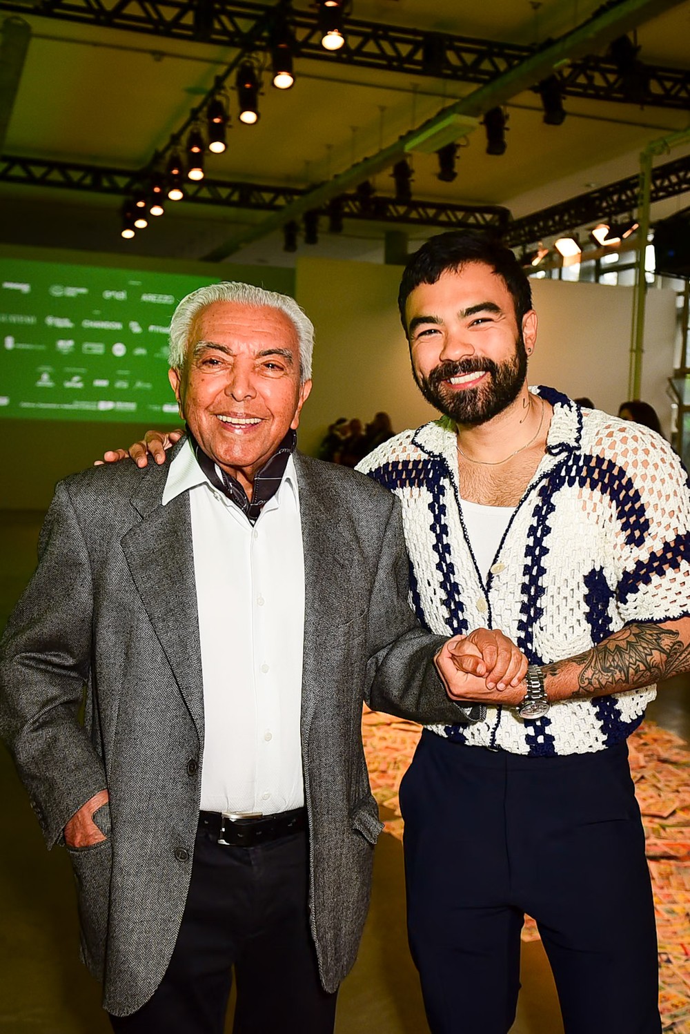 Cheio de estilo, Mauricio de Sousa assiste ao desfile da SPFW com filho ...