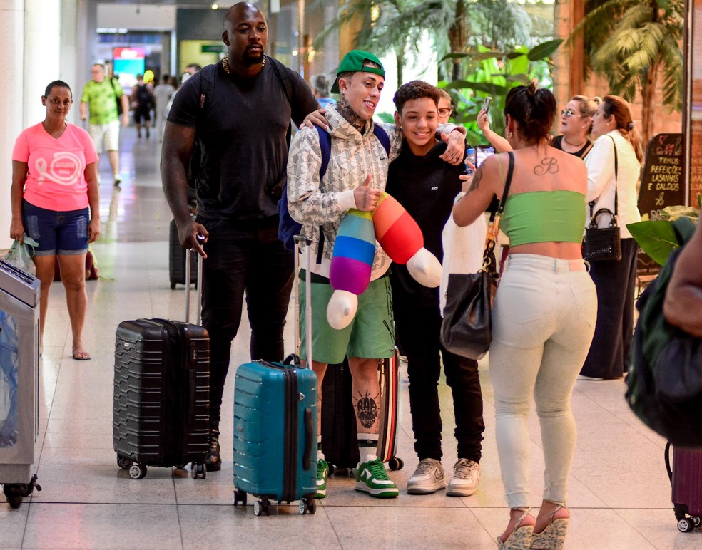 MC Daniel posa com fã e faz caras e bocas para paparazzo em aeroporto ...