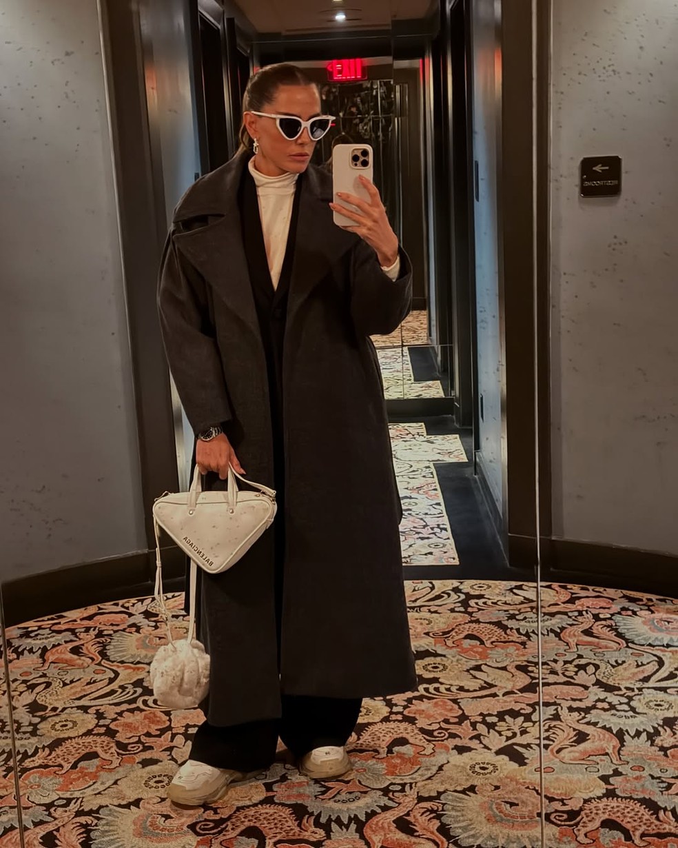 Deborah Secco posa em meio à neve em viagem para Nova York; fotos