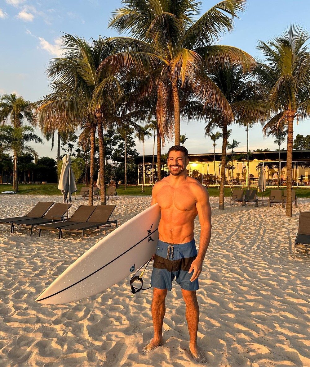 Cauã Reymond bota corpo sarado para jogo e agita a web: 'Que homem!'