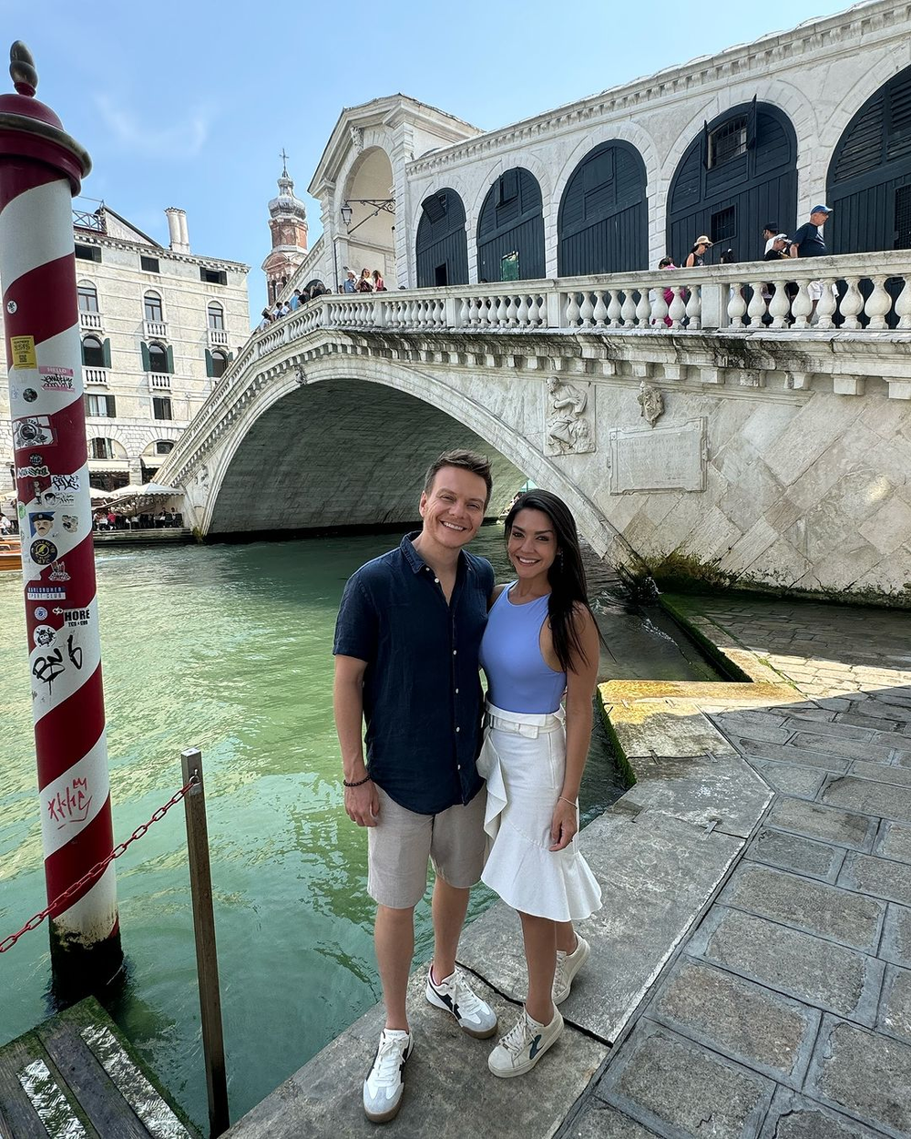 Michel Teló e Thais Fersoza curtem Veneza com os filhos e os pais; fotos