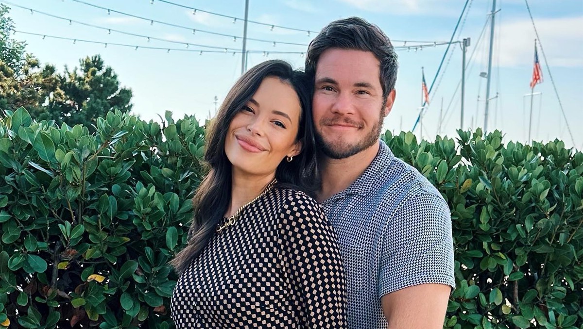 Adam Devine, de 'Modern Family', espera primeiro bebê com Chloe Bridges ...