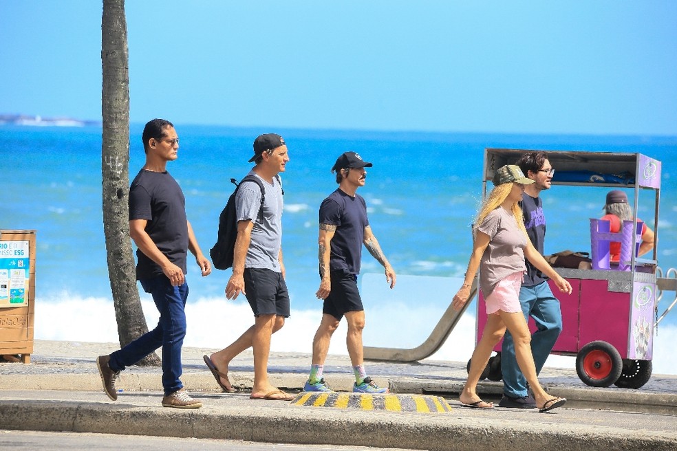 Anthony Keidis e John Frusciante, do Red Hot Chili Peppers, passeiam em ...