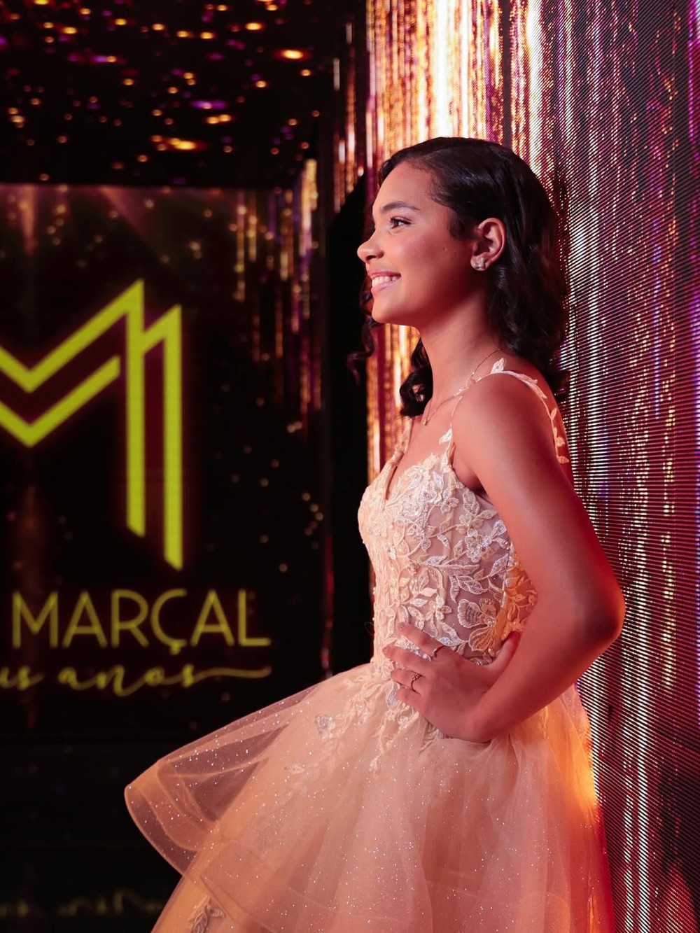 Cantora gospel Maria Marçal faz festança à la princesa pelos 16 anos