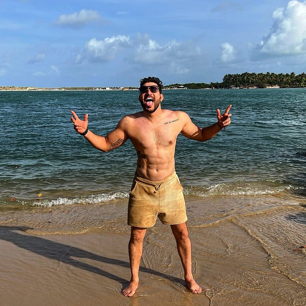 Ex-BBB Caio Afiune posa sem camiseta, e fãs acusam Photoshop: 'Mar torto'