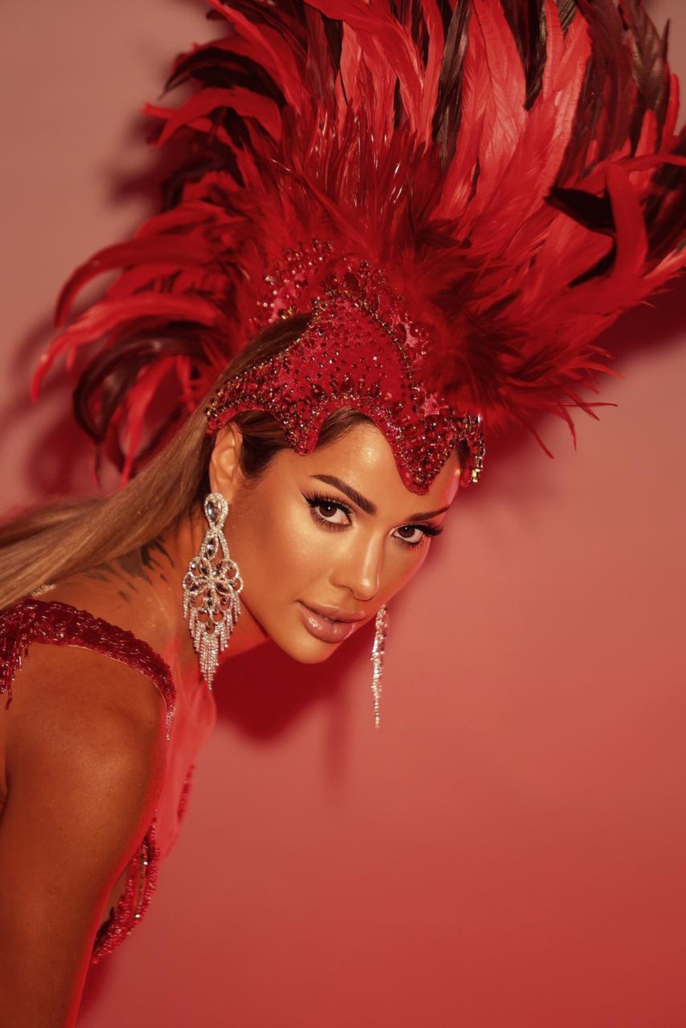 Tati Barbieri investe R$ 50 mil em look para pisar pela primeira vez na ...