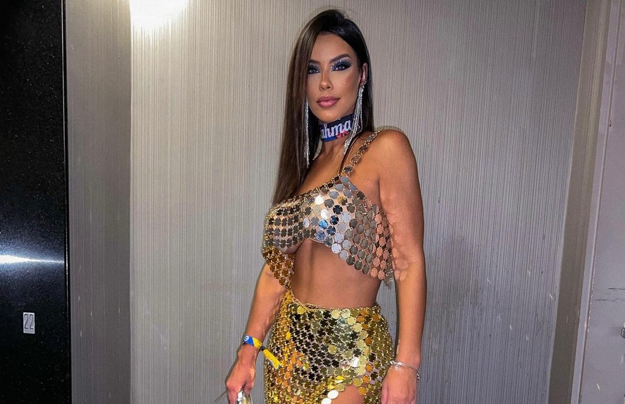 De top e sainha, ex-BBB Ivy Moraes exibe underboob em look para folia