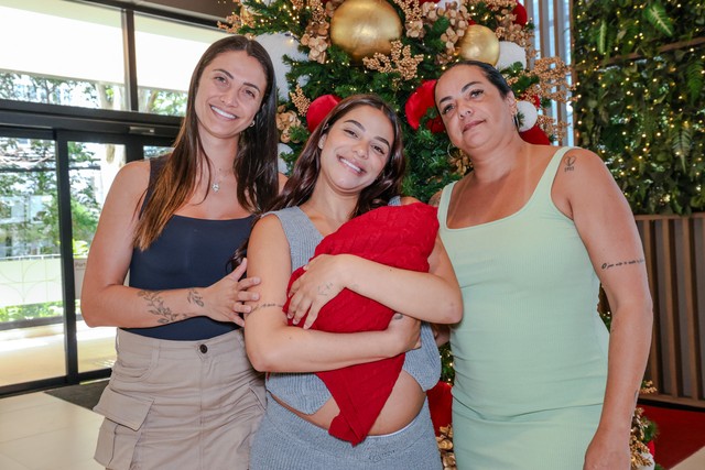 Key Alves deixa maternidade com a filha nos braços