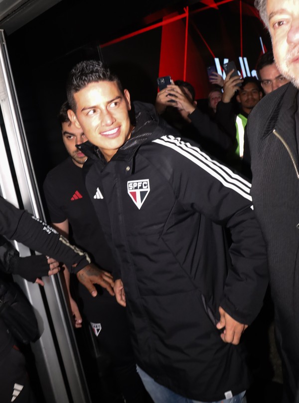 James Rodríguez causa tumulto ao desembarcar no Brasil