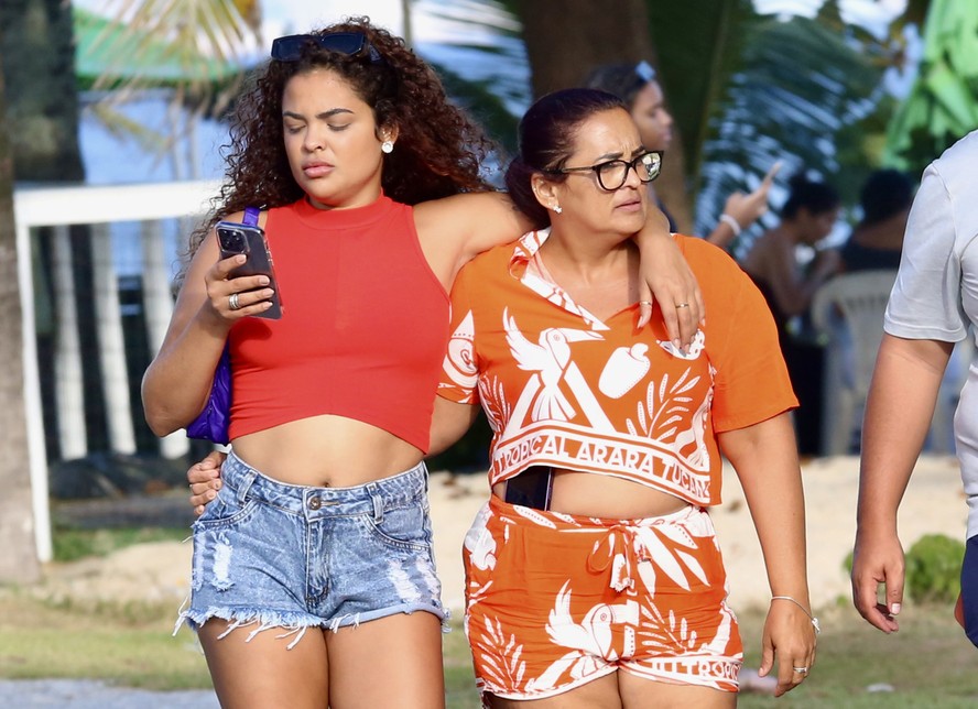 Ex-BBB Paula Freitas passeia abraçada com a mãe em orla de praia no Rio ...