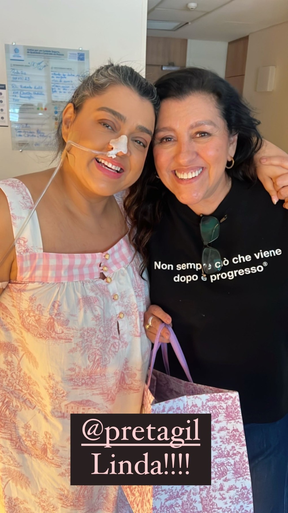 Regina Casé faz massagem nos pés de Preta Gil durante visita a hospital ...