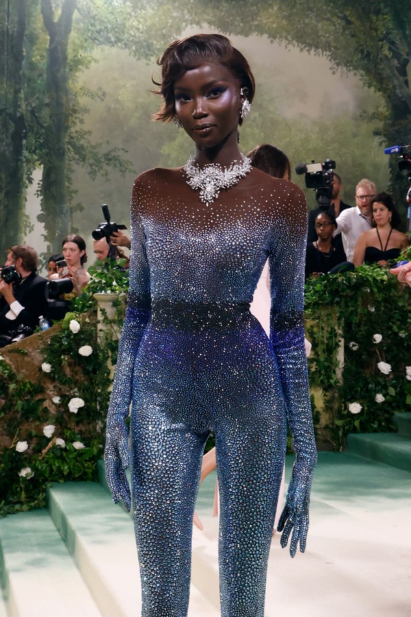 Conheça Anok Yai, a modelo que roubou a cena com beleza durante o Met Gala