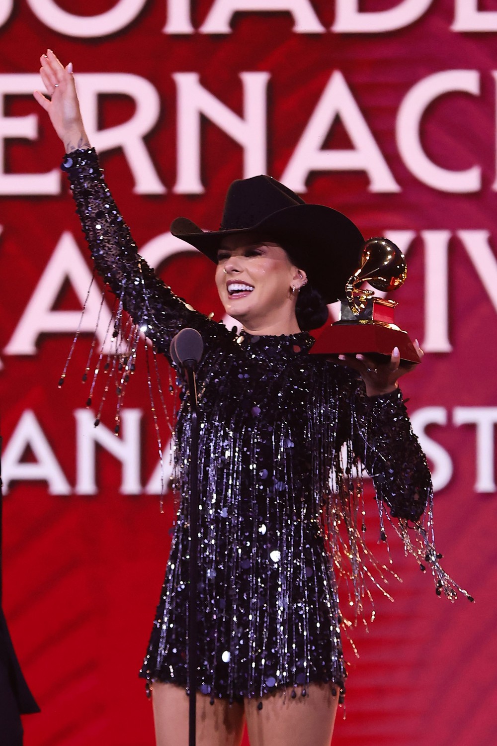 Ana Castela chora ao ganhar Grammy Latino de Melhor Álbum de Música ...