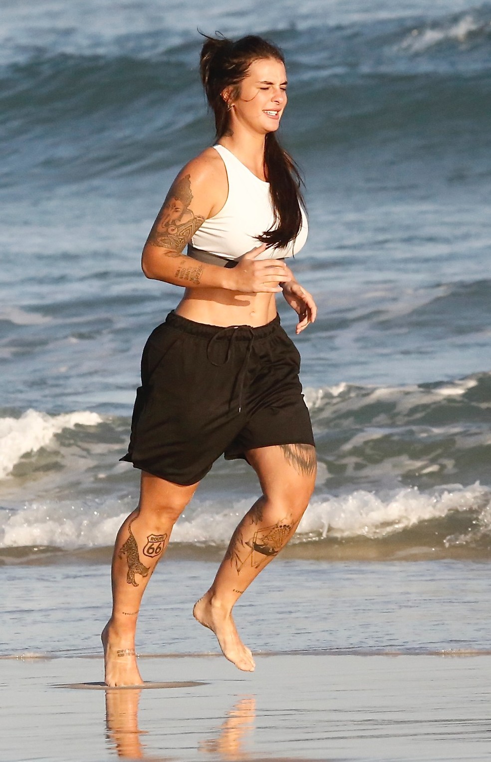 Bárbara Labres joga altinha na Praia da Barra da Tijuca