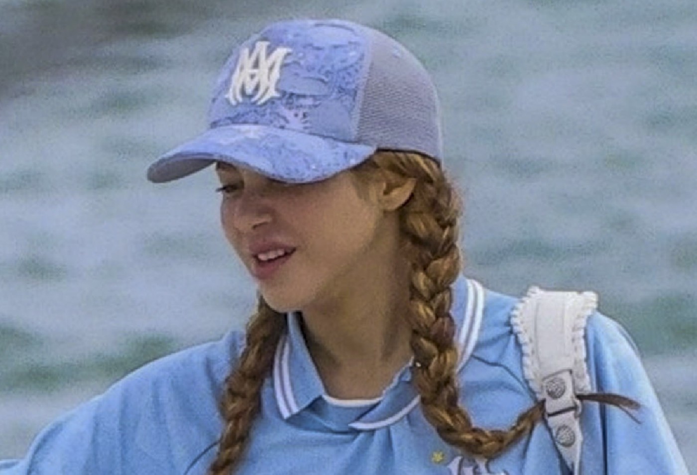 Shakira relaxa em dia de praia usando look despojado: tênis, bermuda e ...