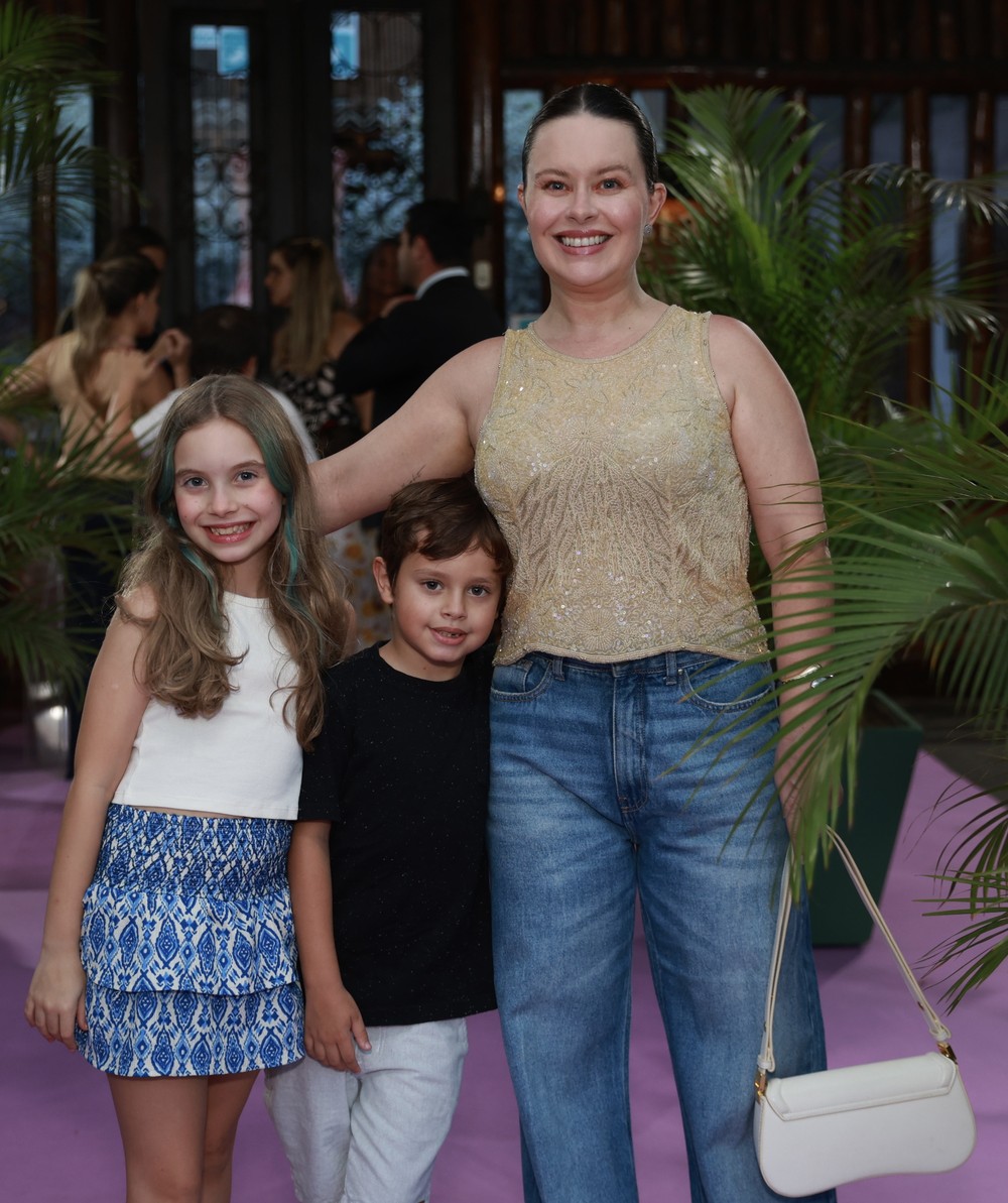 Mari Bridi leva crianças que tem com Rafael Cardoso à festa da filha de ...