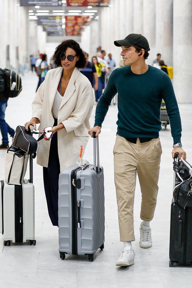 Débora Nascimento faz aparição rara com o namorado, Alex Cunha