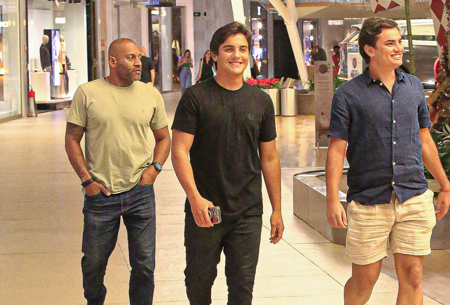 Sorridente, Marcelo Cady, filho de Ivete Sangalo, passeia em shopping no Rio