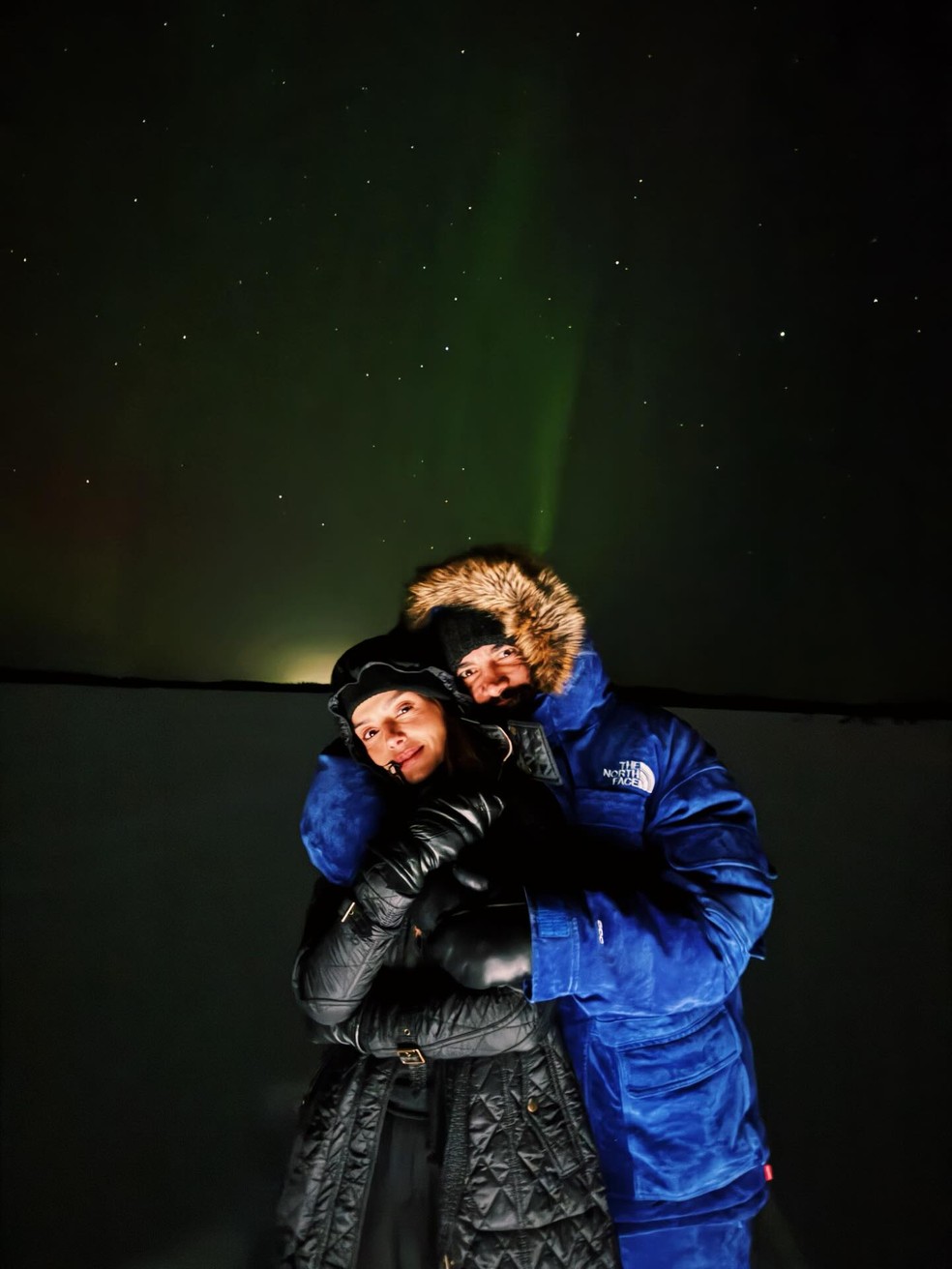 Giovanna Lancellotti posa com Gabriel David sob aurora boreal na Lapônia