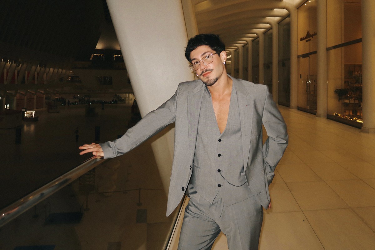 Vittor Fernando se encanta com flerte via guardanapo no avião: 'Coisa de filme'