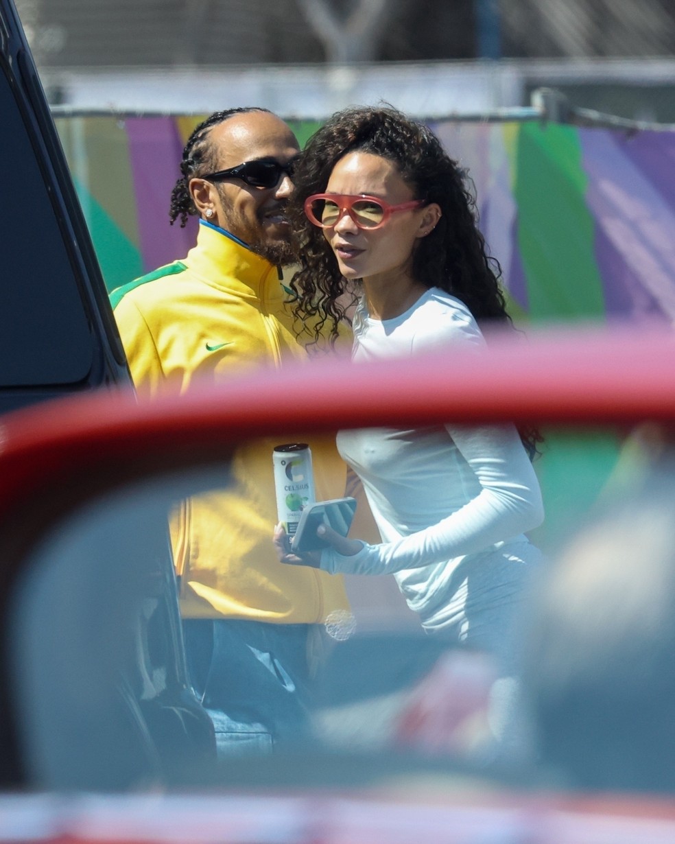 Lewis Hamilton é visto em clima íntimo com modelo durante passeio com ...