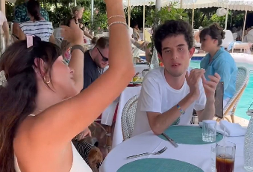 Suzana Gullo curte praia e piscina com os filhos Romeo e Donatella; vídeos