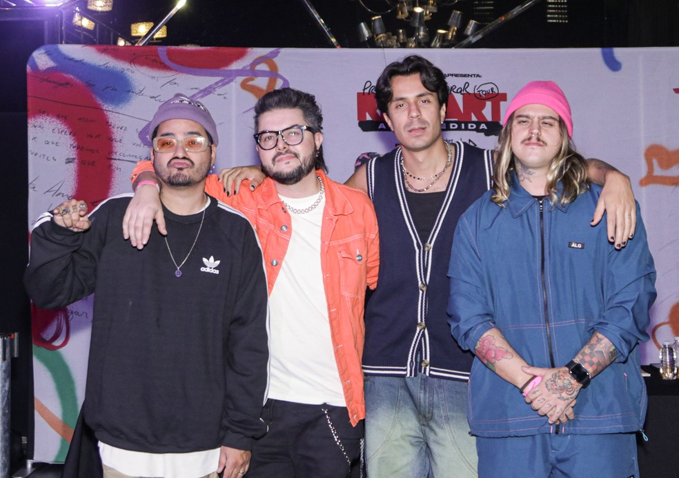 Integrantes da banda Restart atendem fãs em ação de turnê de despedida