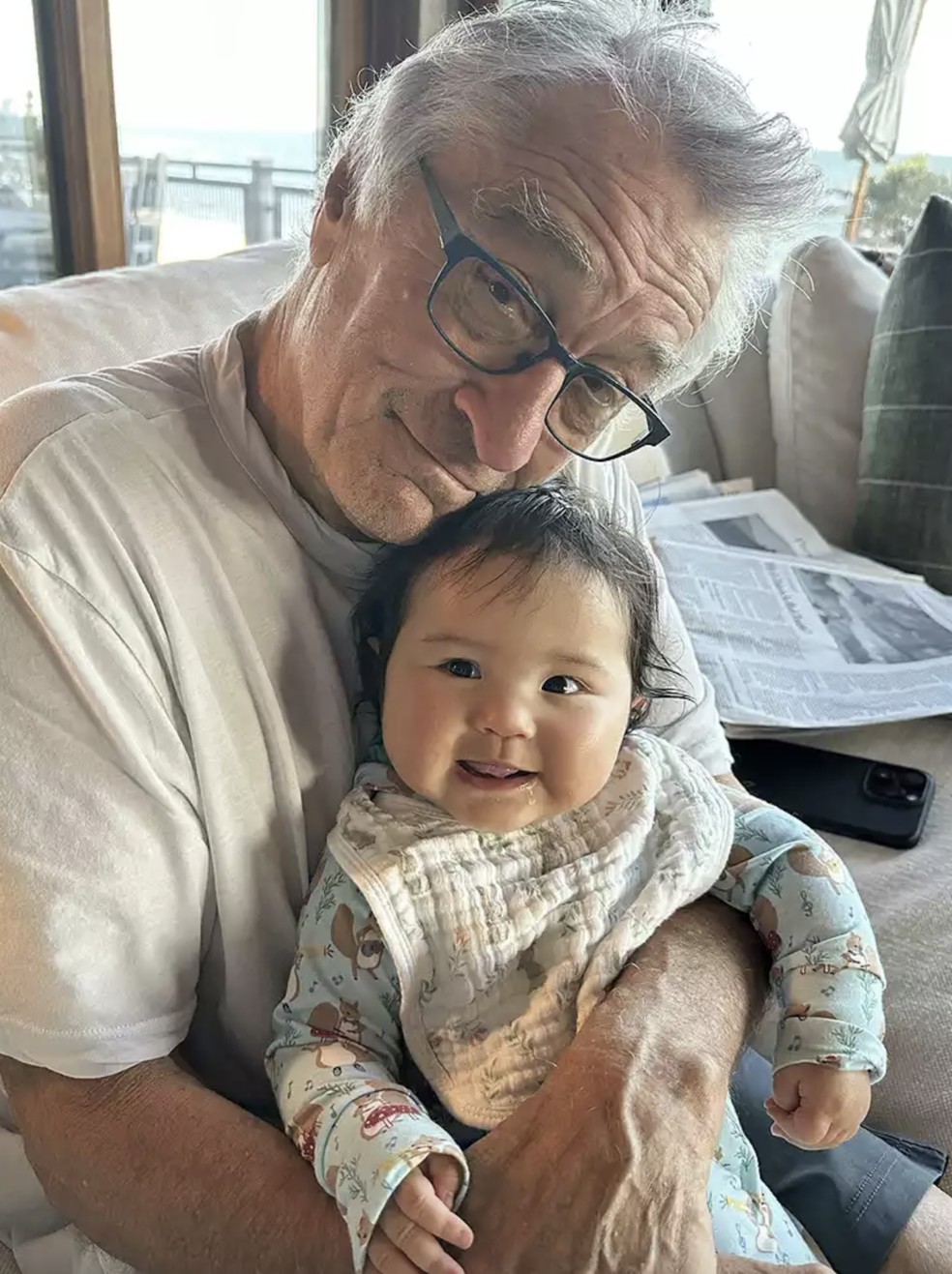 Robert De Niro dá chamego na filha de dez meses em clique raro
