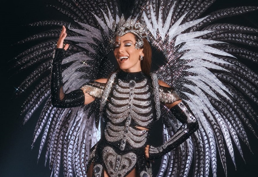 Anitta homenageia Vai-Vai em fantasia de Carnaval para show de Barretos