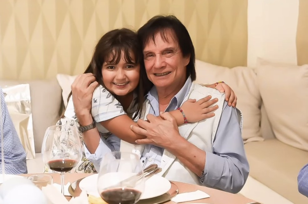 Discreta, nora de Roberto Carlos abre álbum da festa de 9 anos de sua ...