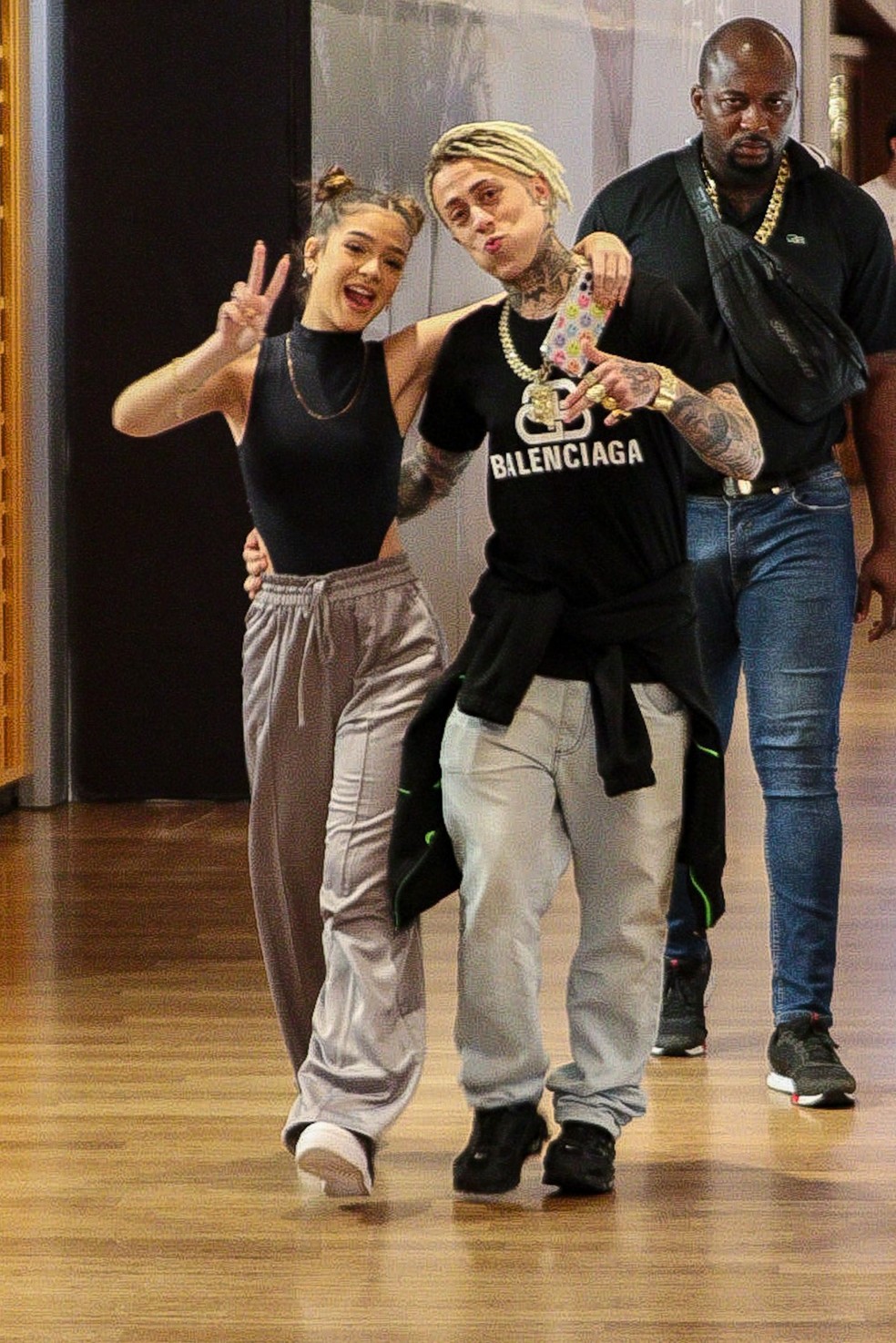 Mel Maia e Mc Daniel fazem caras e bocas em passeio no shopping