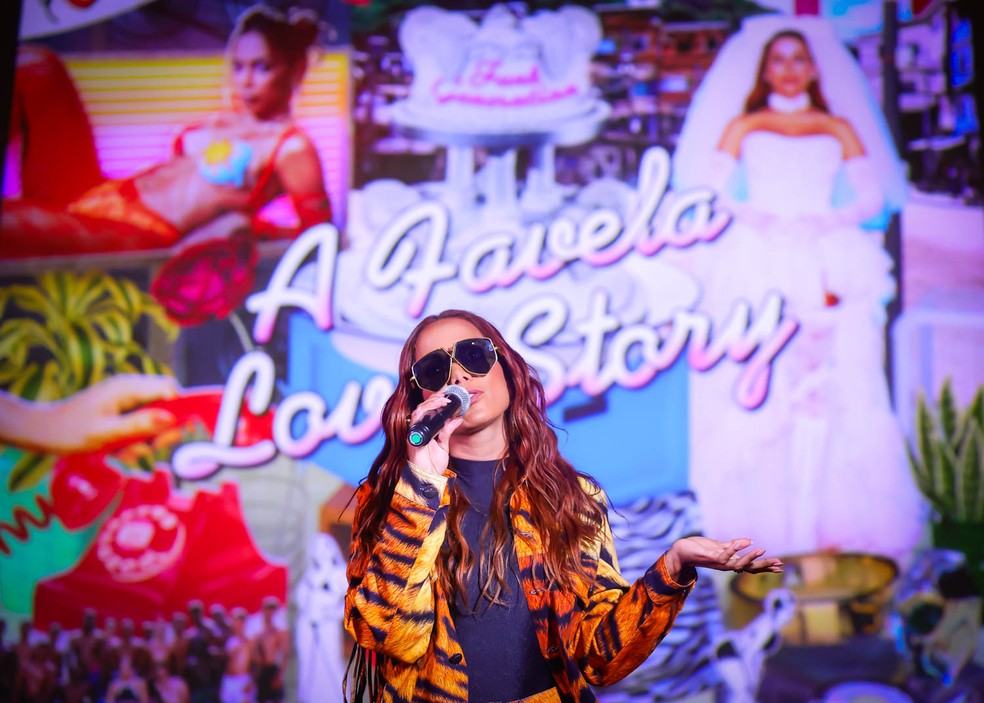 Anitta reúne fãs no Rio para mostrar seus novos trabalhos; fotos e vídeo