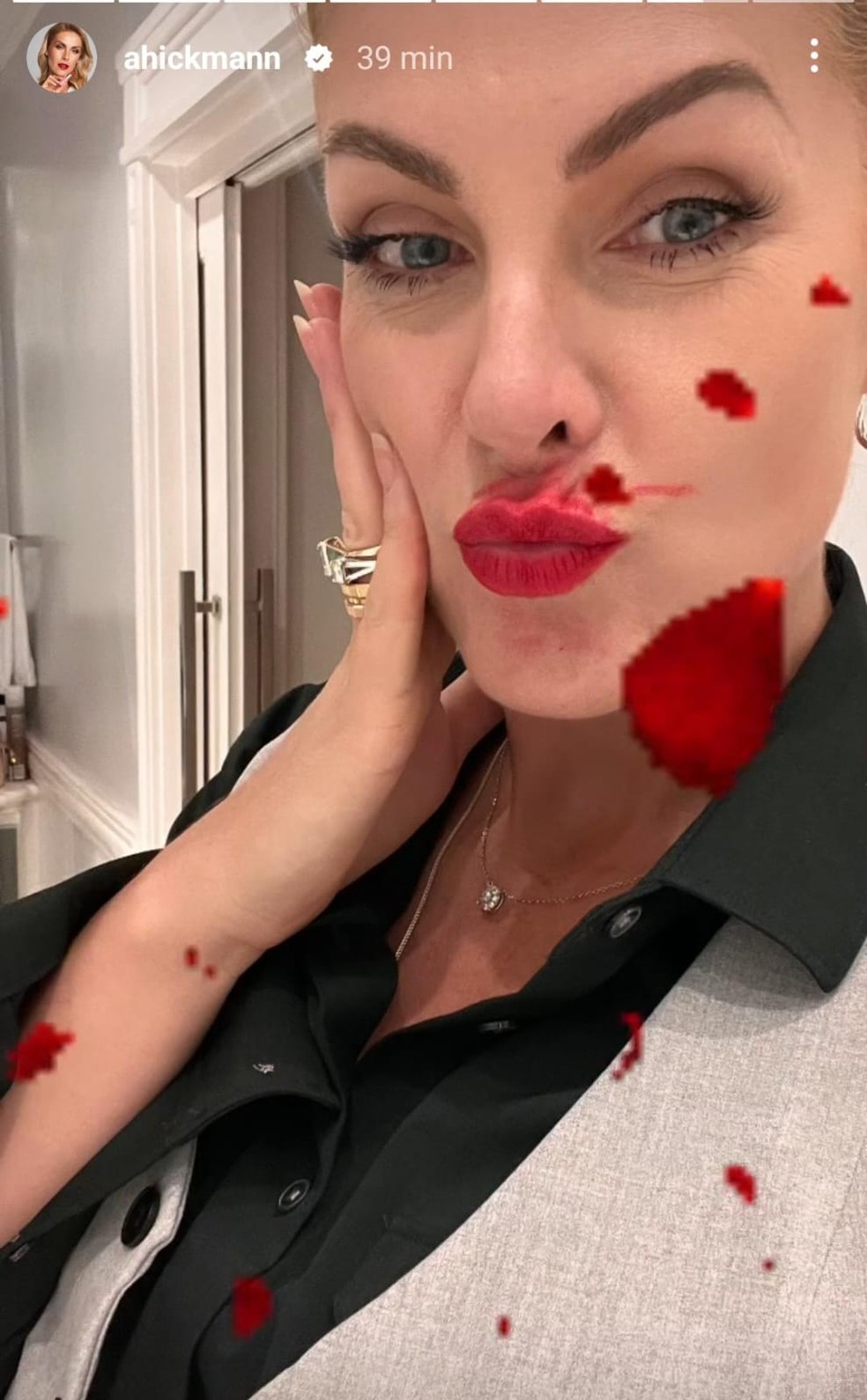 Ana Hickmann e Edu Guedes mostram bocas borradas de batom após beijões