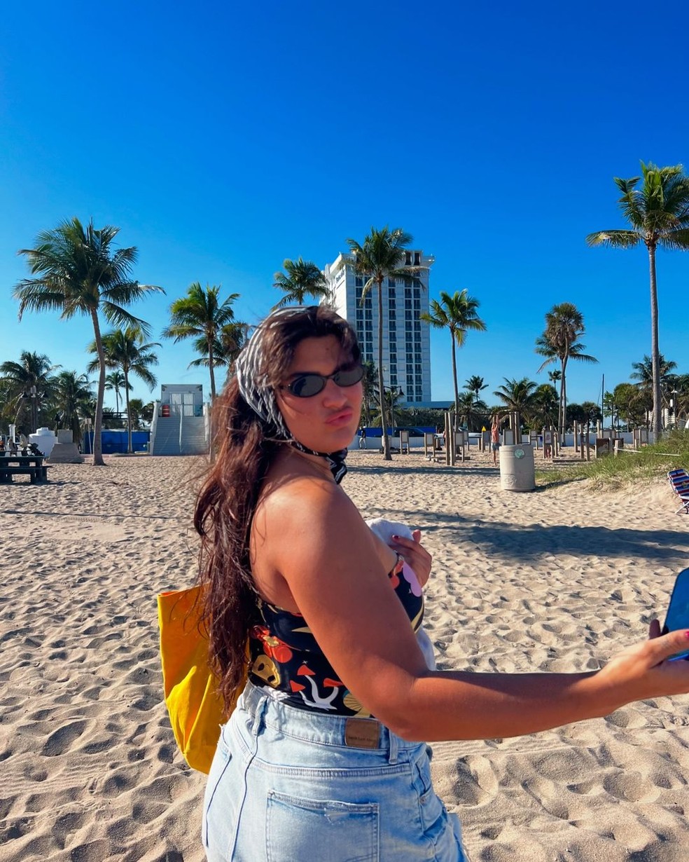Giulia Costa curte praia em Miami e mostra o corpão de maiô fio-dental