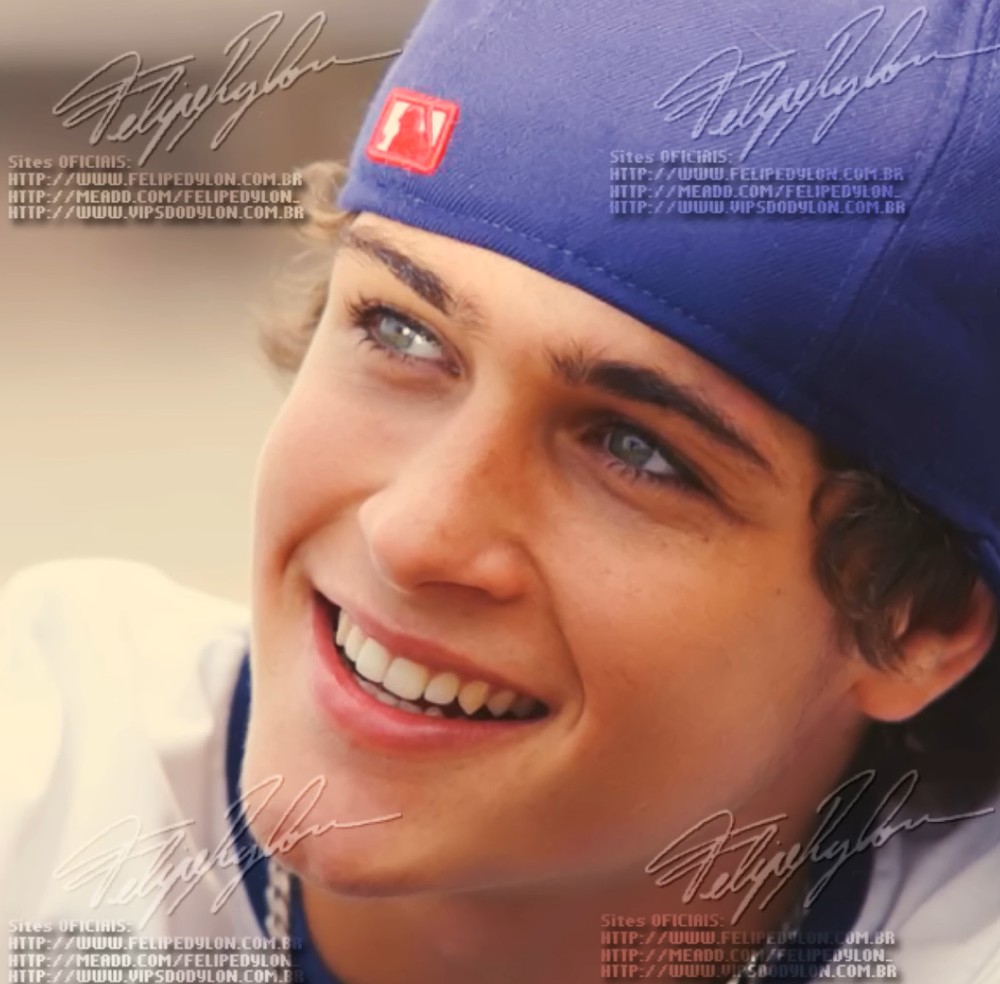 Galã nos anos 2000, Felipe Dylon curte dia de praia no Rio de Janeiro